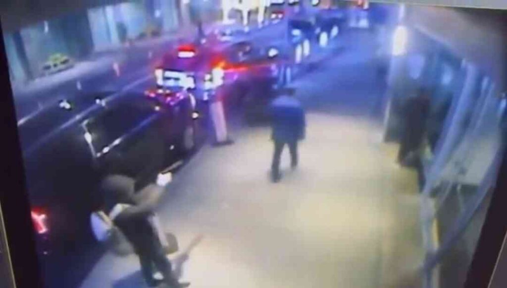 ユナイテッド・ヘルスケアCEO射殺事件――インサイダー取引、薬莢に刻まれた「deny、defend、depose」の謎 | lyu1 ...